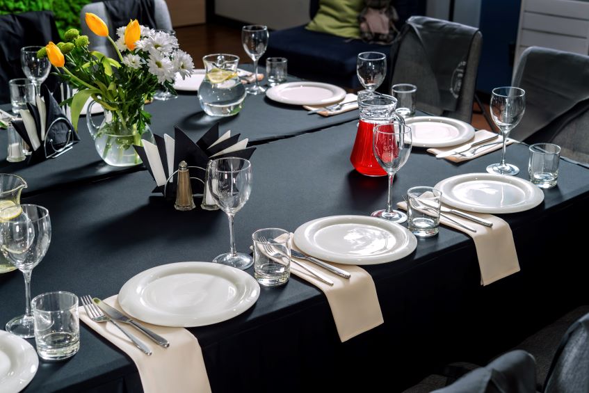 How Much Does It Cost To Rent Tablecloth - CV Linens™
