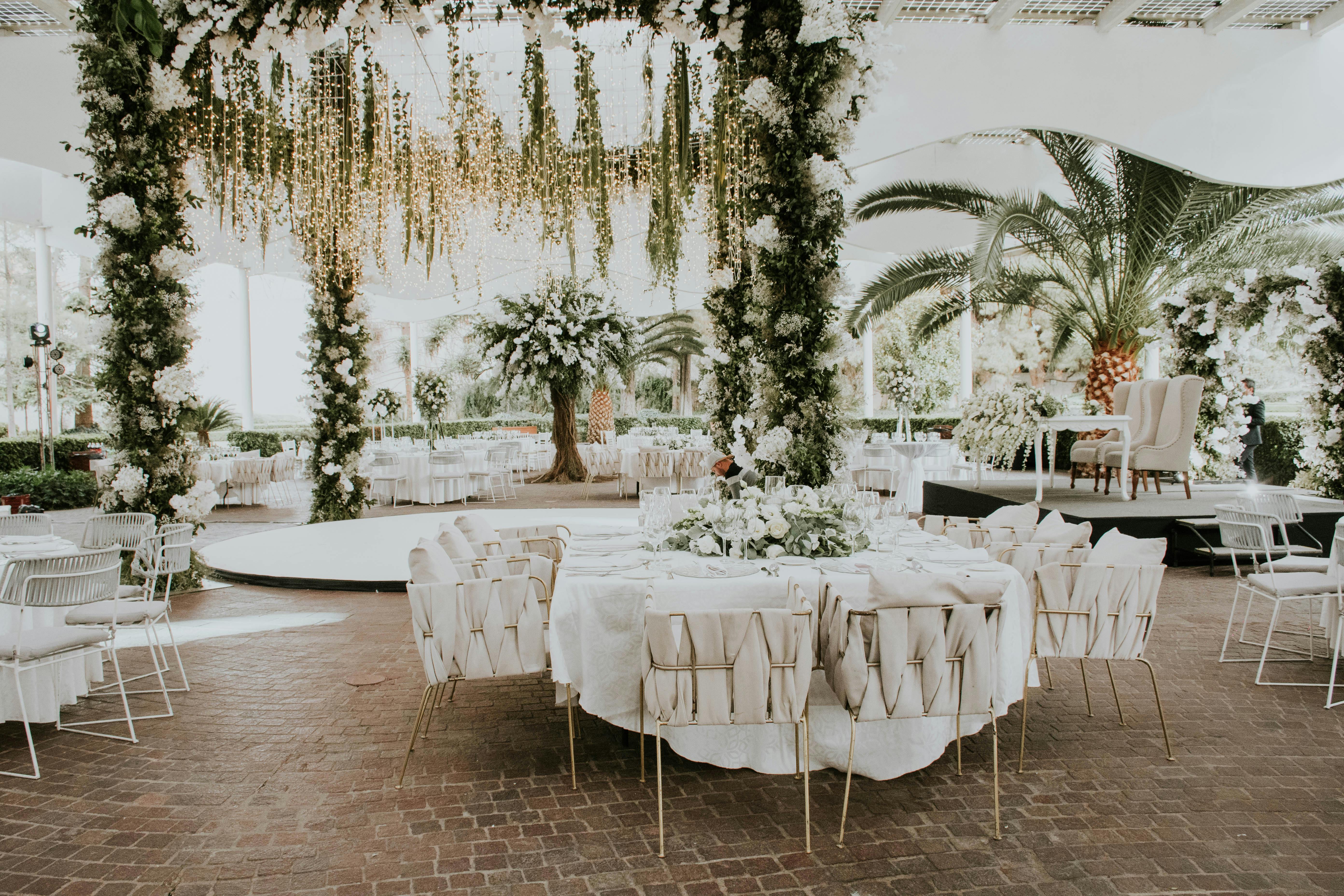 How to Choose the Right Wedding Linens for Your Venue Style - CV Linens ...
