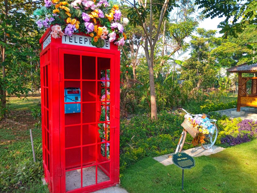 How to Style a 3D Telephone Booth Frame for Modern Events - CV Linens™