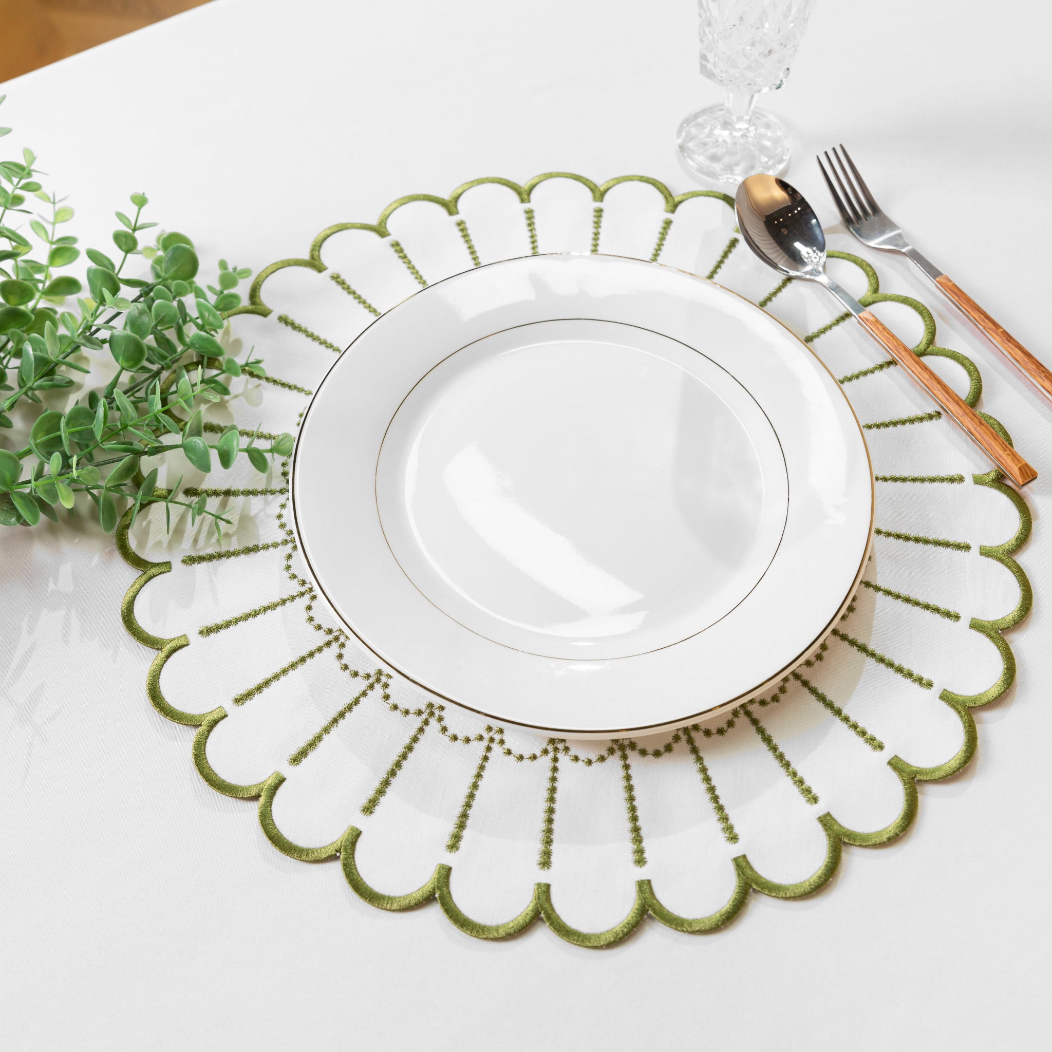 4pc/set Sunburst Edge Placemats - White/Olive Green Trim - CV Linens™